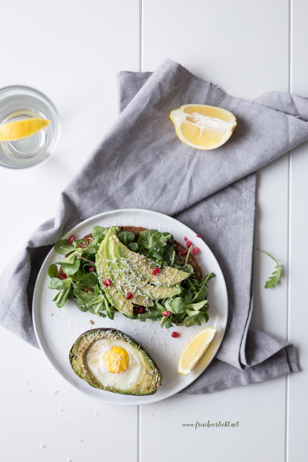 Frühstück: Avocado Stulle und gebackene Avocado mit Ei - Frisch ...